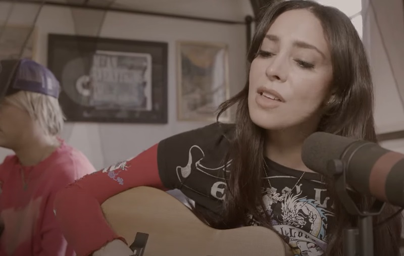 LØLØ versiona en acústico "Boulevard of Broken Dreams" de Green Day